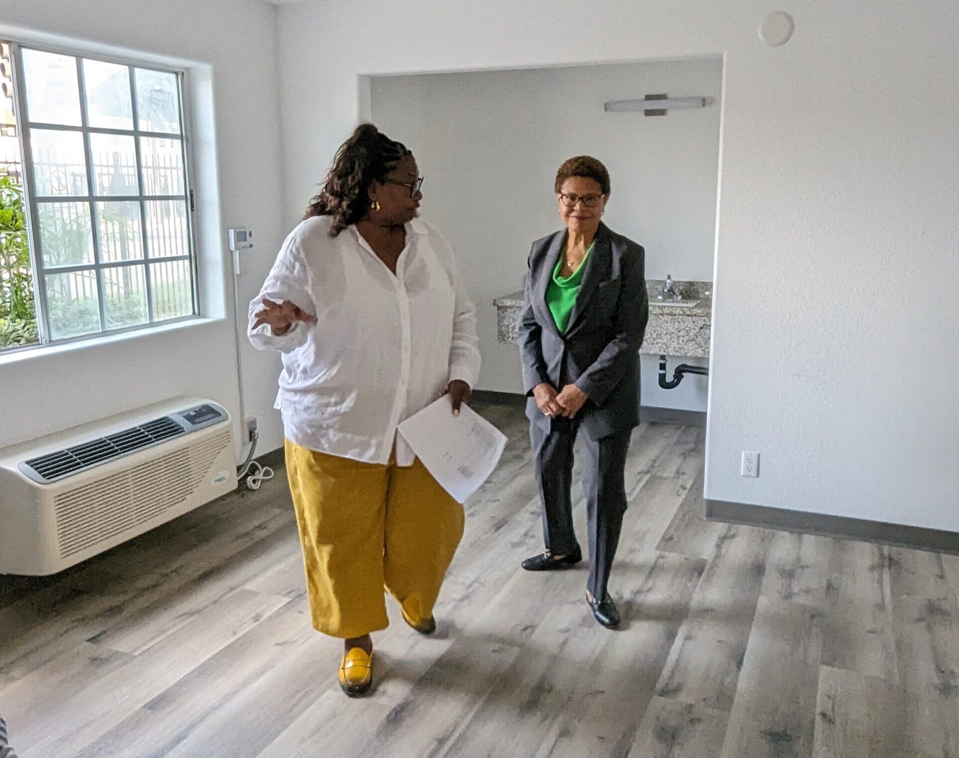 LA Mayor Bass Visits Culver City’s ‘Safe Sleep’ Site – Culver City ...